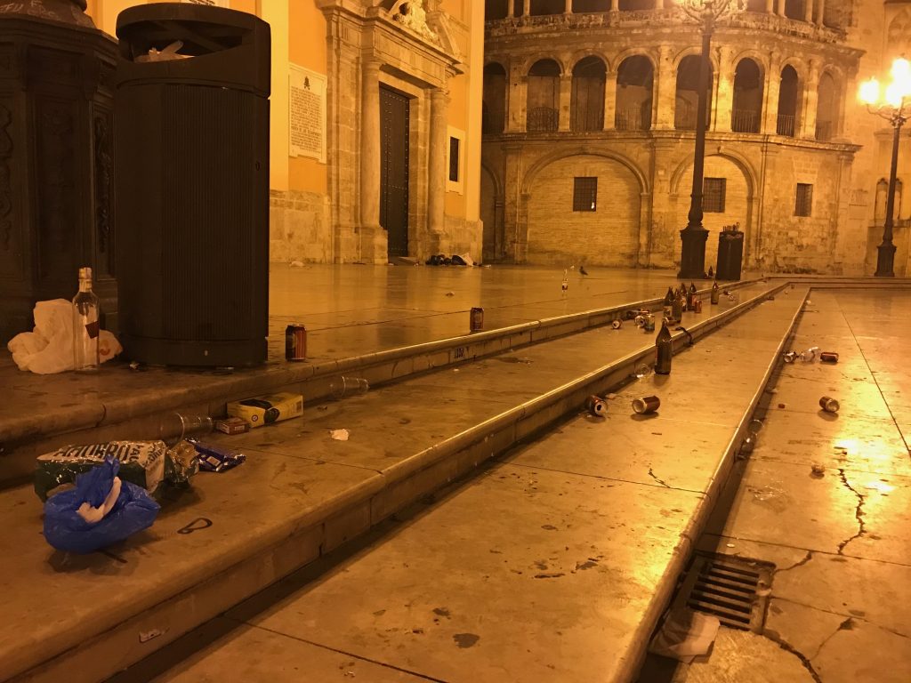 El botellón regresa de nuevo a la plaza de la Virgen de Valencia