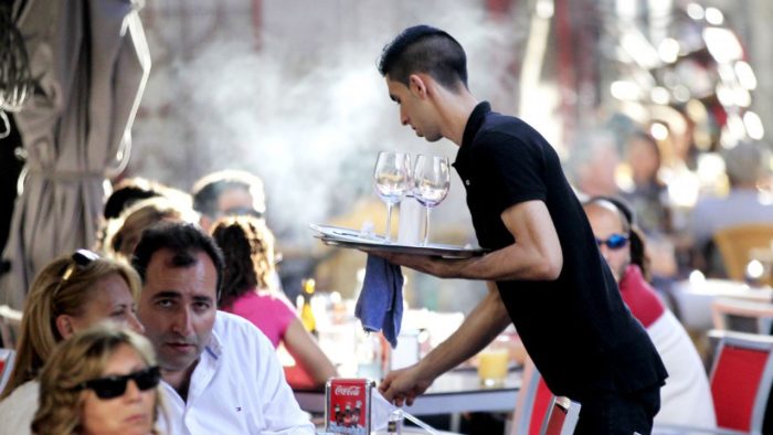 VÍDEO | ¿Por qué este año no hay camareros para trabajar en Valencia?