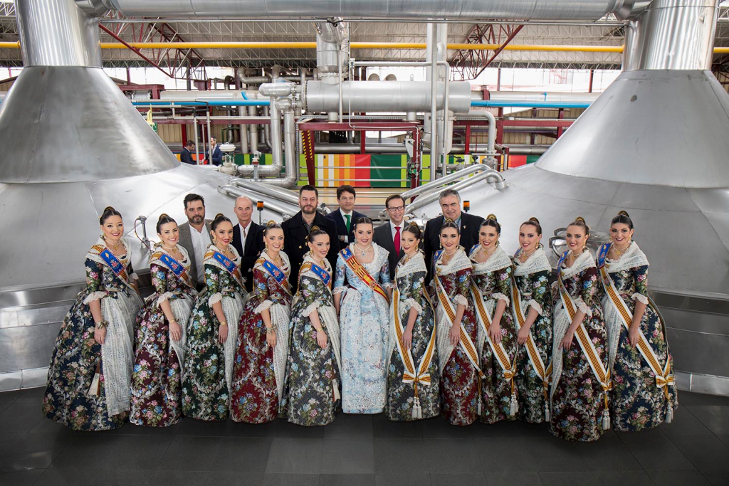 Consuelo Llobell y su Corte de Honor visitan la fábrica de Amstel