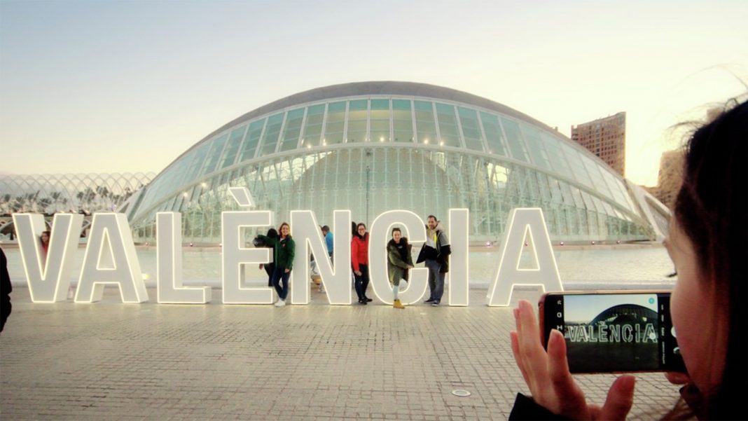 ¿Cuántas personas viven en Valencia?