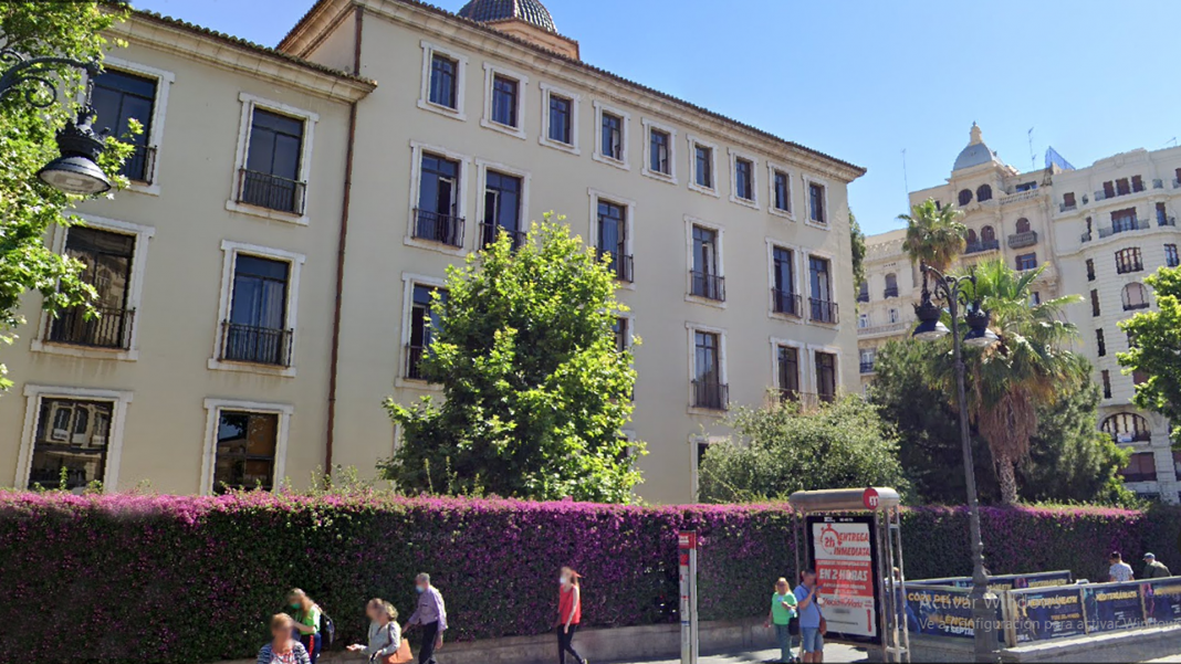 Se derrumba parte del techo del Instituto Lluís Vives