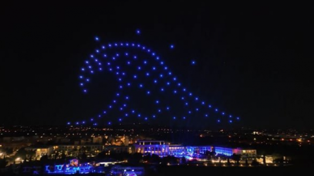 Fechas para ver el show de drones en la fachada del Roig Arena ...