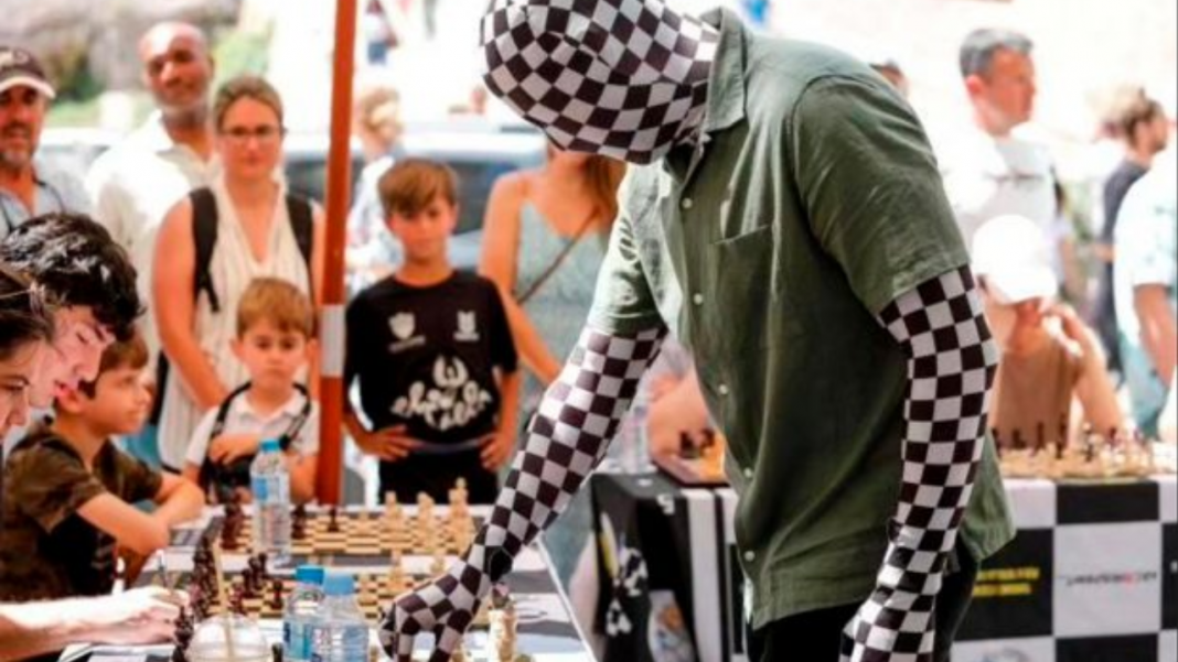 ¿Quién es el Rey Enigma? El ajedrecista que juega en Valencia